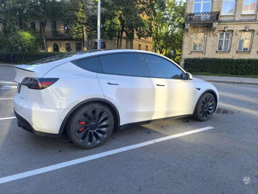 Balts Tesla Model Y 2022 Viļņa, ar dzinēja tilpumu 0.00 L un nobraukumu 106 tūkst. km par 30000 €, foto 5 vietnē AUTOMOTO.COM.LV