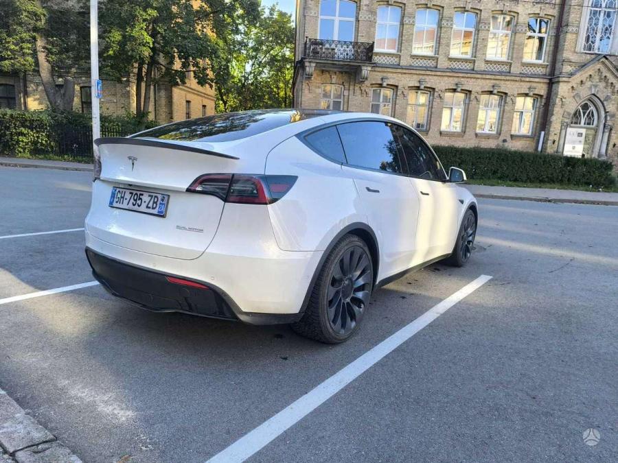 Balts Tesla Model Y 2022 Viļņa, ar dzinēja tilpumu 0.00 L un nobraukumu 106 tūkst. km par 30000 €, foto 6 vietnē AUTOMOTO.COM.LV