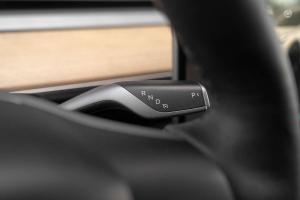 Balts Tesla Model Y 2022 Viļņa, ar dzinēja tilpumu 0.00 L un nobraukumu 53 tūkst. km par 34000 €, foto 20 vietnē AUTOMOTO.COM.LV