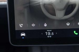 Balts Tesla Model Y 2022 Viļņa, ar dzinēja tilpumu 0.00 L un nobraukumu 53 tūkst. km par 34000 €, foto 23 vietnē AUTOMOTO.COM.LV