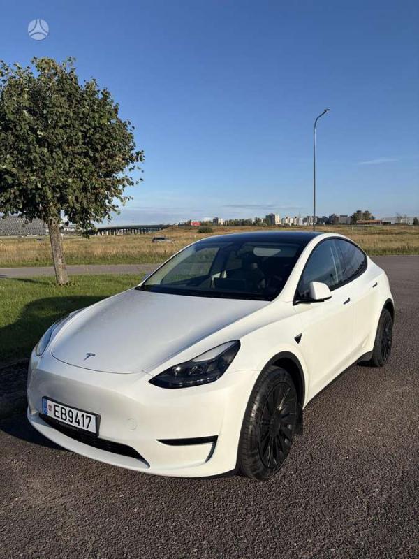 White Tesla Model Y 2022 in Kaunas, with an engine capacity of 0.00 L and mileage of 68 thousand km for 34000 €, photo 3 on AUTOMOTO.COM.LV