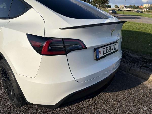 White Tesla Model Y 2022 in Kaunas, with an engine capacity of 0.00 L and mileage of 68 thousand km for 34000 €, photo 7 on AUTOMOTO.COM.LV