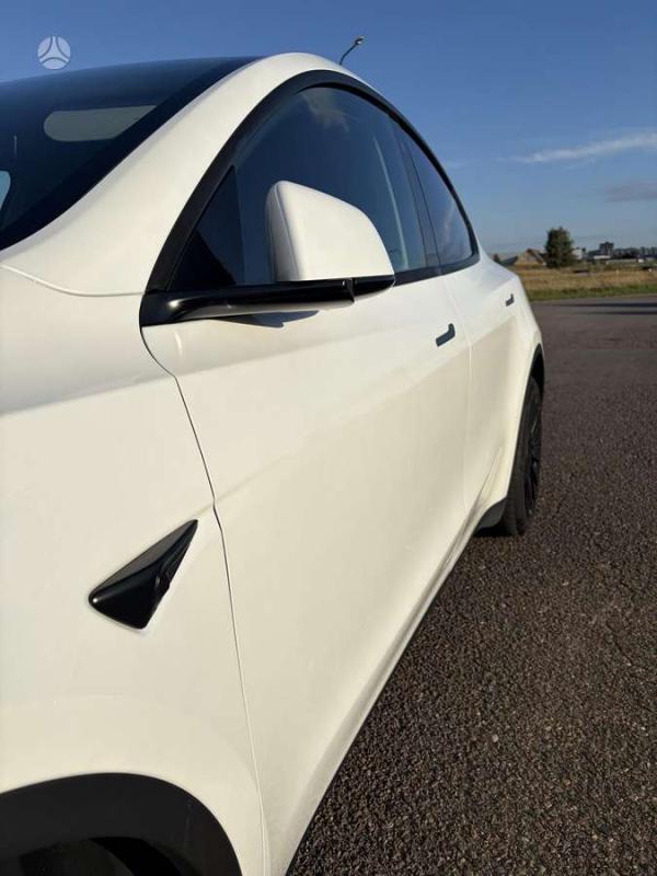 White Tesla Model Y 2022 in Kaunas, with an engine capacity of 0.00 L and mileage of 68 thousand km for 34000 €, photo 8 on AUTOMOTO.COM.LV