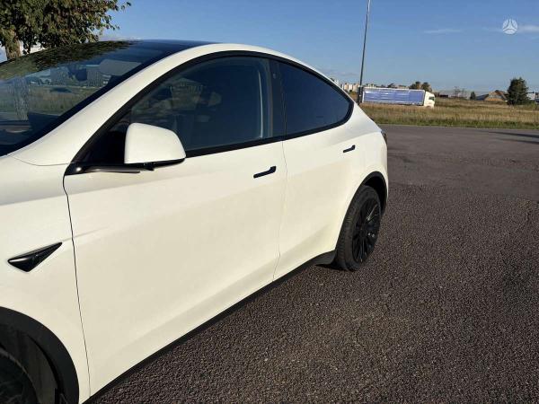 White Tesla Model Y 2022 in Kaunas, with an engine capacity of 0.00 L and mileage of 68 thousand km for 34000 €, photo 10 on AUTOMOTO.COM.LV
