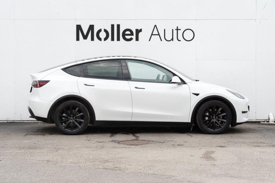 White Tesla Model Y 2022 in Riga, with an engine capacity of 0.00 L and mileage of 98 thousand km for 38900 €, photo 6 on AUTOMOTO.COM.LV