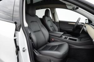 White Tesla Model Y 2022 in Riga, with an engine capacity of 0.00 L and mileage of 98 thousand km for 38900 €, photo 7 on AUTOMOTO.COM.LV