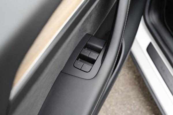 Balts Tesla Model Y 2022 Rīga, ar dzinēja tilpumu 0.00 L un nobraukumu 98 tūkst. km par 38900 €, foto 10 vietnē AUTOMOTO.COM.LV