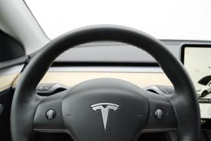 White Tesla Model Y 2022 in Riga, with an engine capacity of 0.00 L and mileage of 98 thousand km for 38900 €, photo 13 on AUTOMOTO.COM.LV