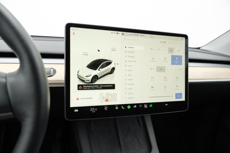 White Tesla Model Y 2022 in Riga, with an engine capacity of 0.00 L and mileage of 98 thousand km for 38900 €, photo 17 on AUTOMOTO.COM.LV