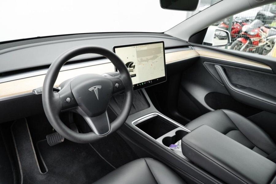 White Tesla Model Y 2022 in Riga, with an engine capacity of 0.00 L and mileage of 98 thousand km for 38900 €, photo 20 on AUTOMOTO.COM.LV