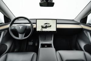 White Tesla Model Y 2022 in Riga, with an engine capacity of 0.00 L and mileage of 98 thousand km for 38900 €, photo 24 on AUTOMOTO.COM.LV