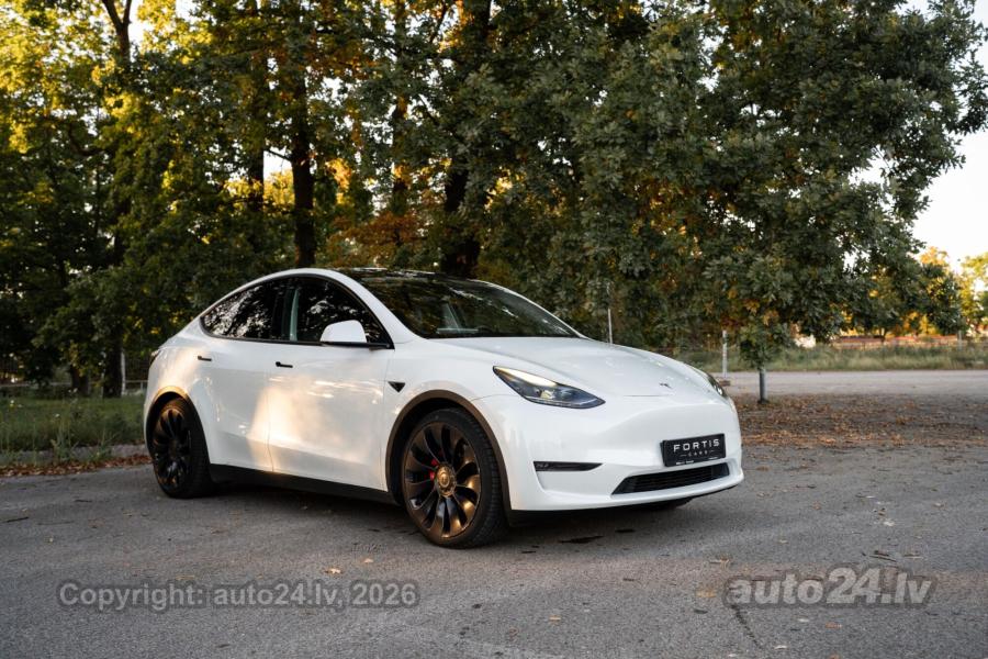 White Tesla Model Y 2022 in Tallinn, with an engine capacity of 0.00 L and mileage of 43 thousand km for 41000 €, photo 3 on AUTOMOTO.COM.LV