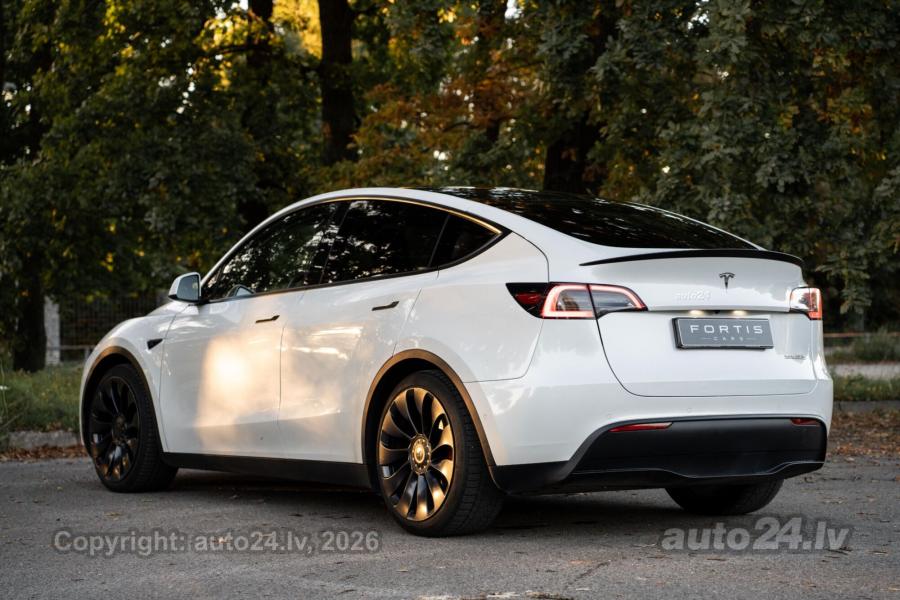 White Tesla Model Y 2022 in Tallinn, with an engine capacity of 0.00 L and mileage of 43 thousand km for 41000 €, photo 4 on AUTOMOTO.COM.LV