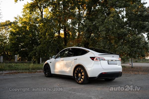 Tesla Model Y 2022 in Tallinn on AUTOMOTO.COM.LV White Tesla Model Y 2022 in Tallinn, with an engine capacity of 0.00 L and mileage of 43 thousand km for 41000 €, photo 5 on AUTOMOTO.COM.LV