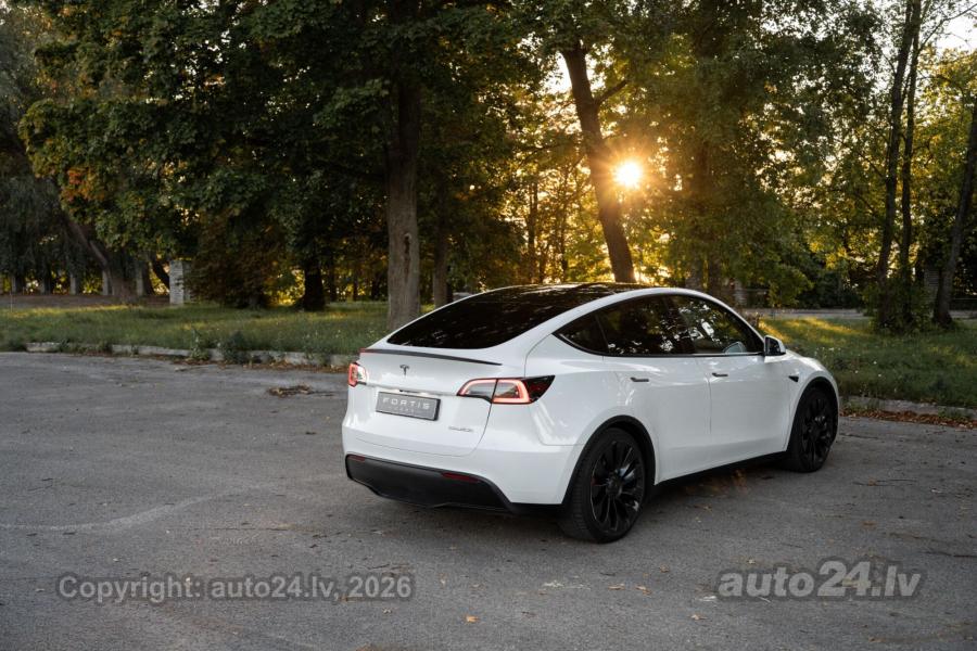 White Tesla Model Y 2022 in Tallinn, with an engine capacity of 0.00 L and mileage of 43 thousand km for 41000 €, photo 6 on AUTOMOTO.COM.LV