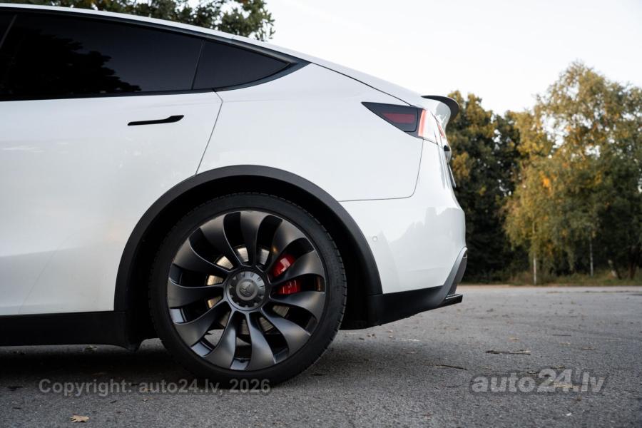 White Tesla Model Y 2022 in Tallinn, with an engine capacity of 0.00 L and mileage of 43 thousand km for 41000 €, photo 10 on AUTOMOTO.COM.LV