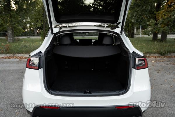 Tesla Model Y 2022 in Tallinn on AUTOMOTO.COM.LV White Tesla Model Y 2022 in Tallinn, with an engine capacity of 0.00 L and mileage of 43 thousand km for 41000 €, photo 11 on AUTOMOTO.COM.LV