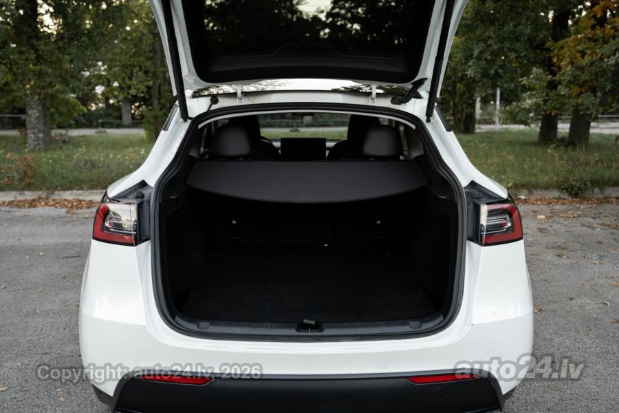 White Tesla Model Y 2022 in Tallinn, with an engine capacity of 0.00 L and mileage of 43 thousand km for 41000 €, photo 11 on AUTOMOTO.COM.LV