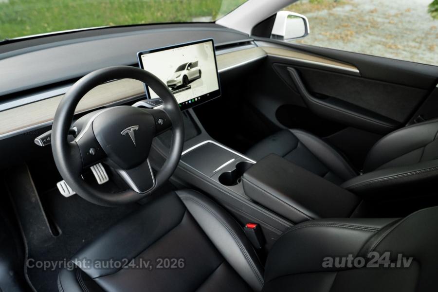 White Tesla Model Y 2022 in Tallinn, with an engine capacity of 0.00 L and mileage of 43 thousand km for 41000 €, photo 17 on AUTOMOTO.COM.LV