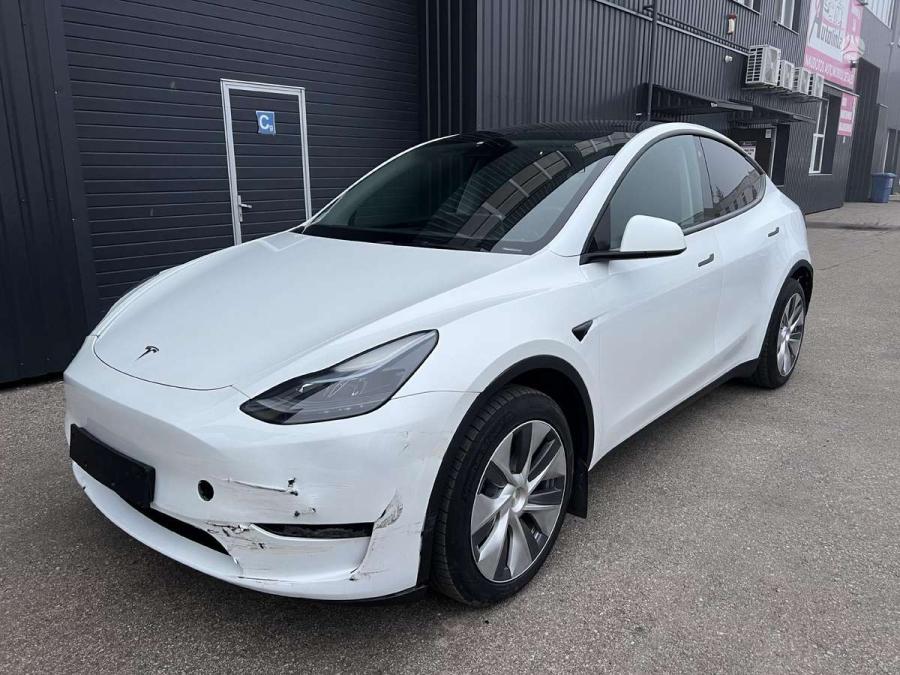 Balts Tesla Model Y 2023 Alīta, ar dzinēja tilpumu 0.00 L un nobraukumu 42 tūkst. km par 15900 €, foto 1 vietnē AUTOMOTO.COM.LV