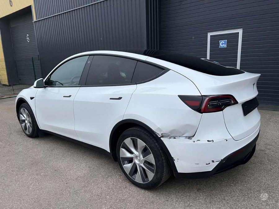 Balts Tesla Model Y 2023 Alīta, ar dzinēja tilpumu 0.00 L un nobraukumu 42 tūkst. km par 15900 €, foto 4 vietnē AUTOMOTO.COM.LV