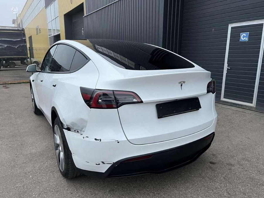 Balts Tesla Model Y 2023 Alīta, ar dzinēja tilpumu 0.00 L un nobraukumu 42 tūkst. km par 15900 €, foto 5 vietnē AUTOMOTO.COM.LV