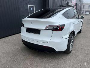 Balts Tesla Model Y 2023 Alīta, ar dzinēja tilpumu 0.00 L un nobraukumu 42 tūkst. km par 15900 €, foto 7 vietnē AUTOMOTO.COM.LV