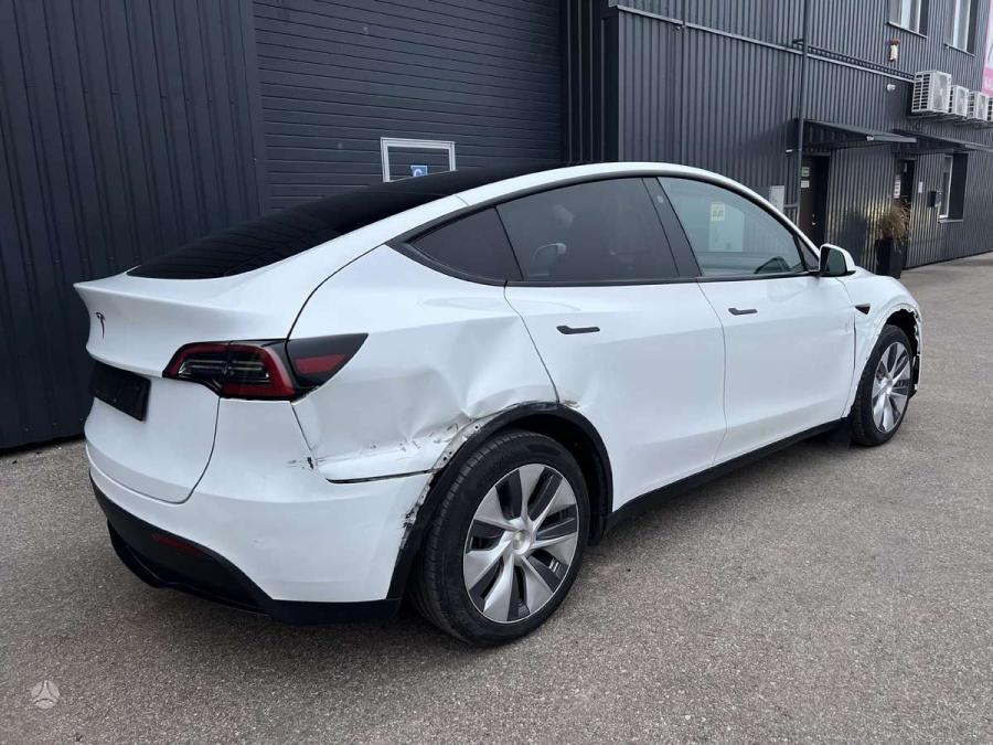 Balts Tesla Model Y 2023 Alīta, ar dzinēja tilpumu 0.00 L un nobraukumu 42 tūkst. km par 15900 €, foto 8 vietnē AUTOMOTO.COM.LV