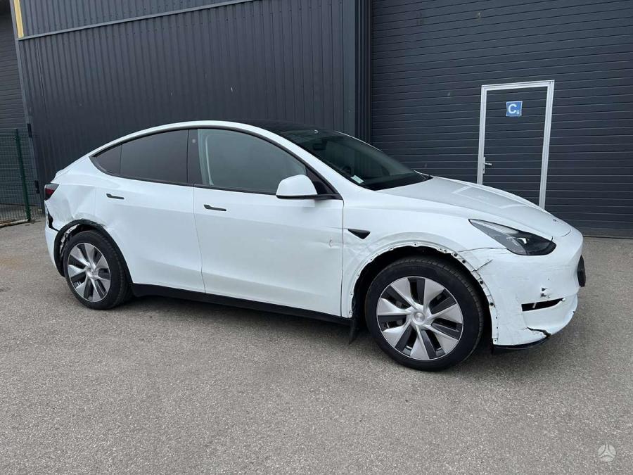 Balts Tesla Model Y 2023 Alīta, ar dzinēja tilpumu 0.00 L un nobraukumu 42 tūkst. km par 15900 €, foto 10 vietnē AUTOMOTO.COM.LV
