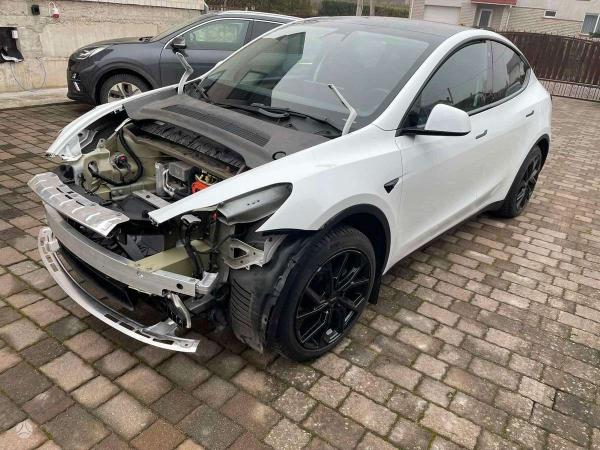 White Tesla Model Y 2023 in Vilnius, with an engine capacity of 0.00 L and mileage of 47 thousand km for 24500 €, photo 1 on AUTOMOTO.COM.LV
