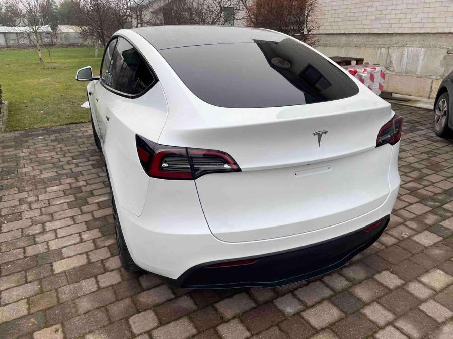 White Tesla Model Y 2023 in Vilnius, with an engine capacity of 0.00 L and mileage of 47 thousand km for 24500 €, photo 5 on AUTOMOTO.COM.LV