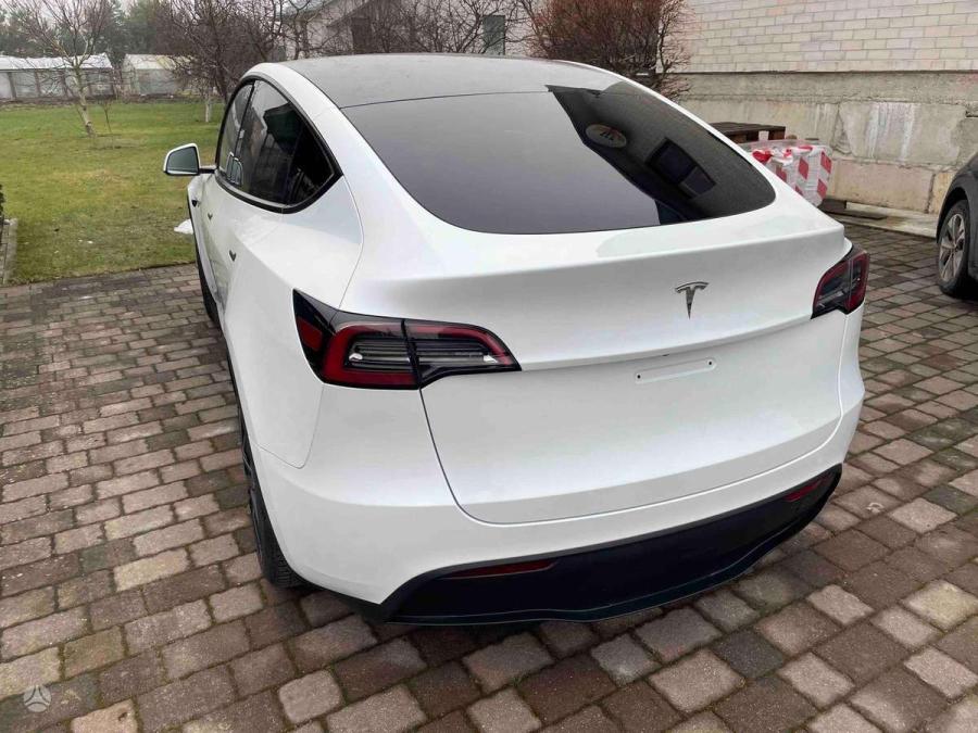White Tesla Model Y 2023 in Vilnius, with an engine capacity of 0.00 L and mileage of 47 thousand km for 24500 €, photo 7 on AUTOMOTO.COM.LV