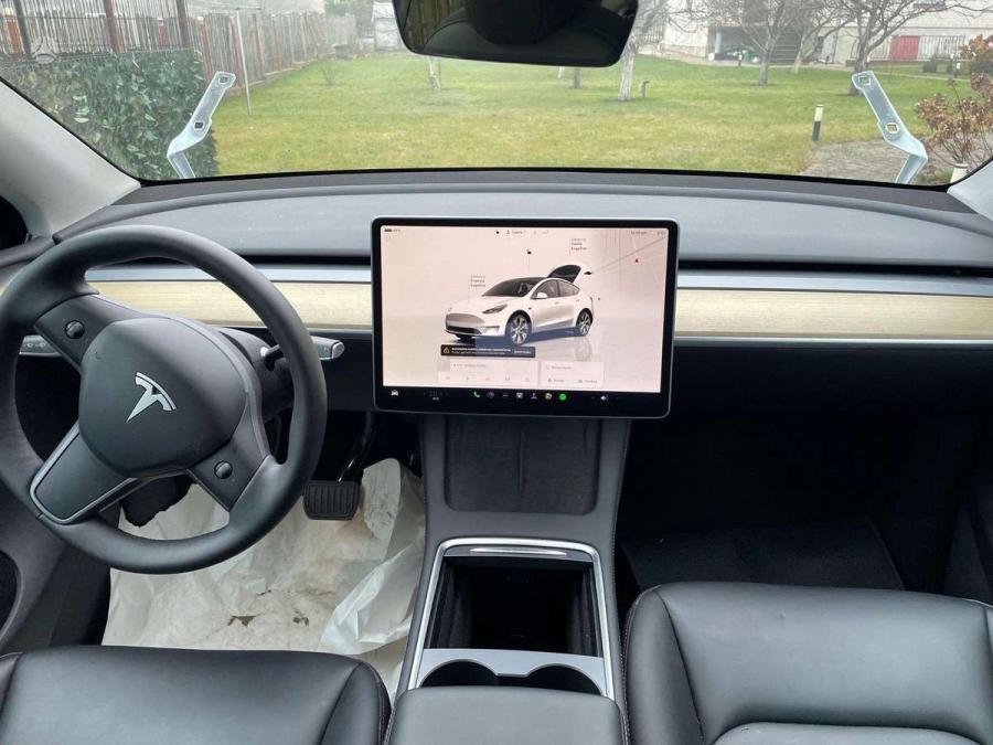 White Tesla Model Y 2023 in Vilnius, with an engine capacity of 0.00 L and mileage of 47 thousand km for 24500 €, photo 8 on AUTOMOTO.COM.LV