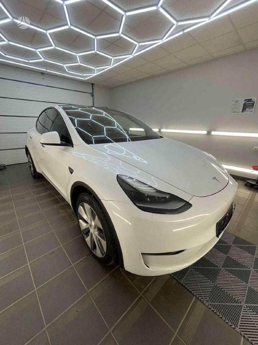 White Tesla Model Y 2023 in Klaipeda, with an engine capacity of 0.00 L and mileage of 218 thousand km for 22264 €, photo 1 on AUTOMOTO.COM.LV