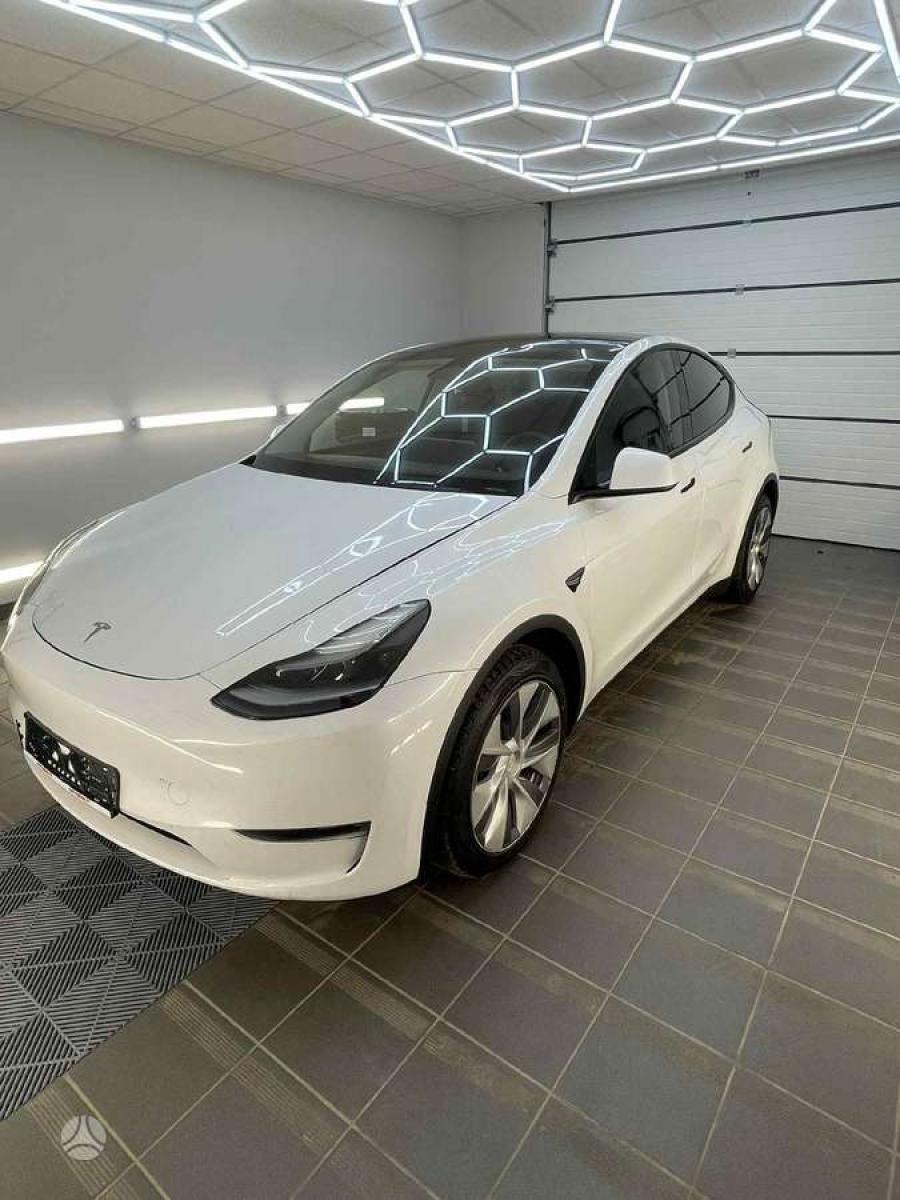 White Tesla Model Y 2023 in Klaipeda, with an engine capacity of 0.00 L and mileage of 218 thousand km for 22264 €, photo 2 on AUTOMOTO.COM.LV