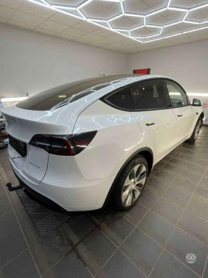White Tesla Model Y 2023 in Klaipeda, with an engine capacity of 0.00 L and mileage of 218 thousand km for 22264 €, photo 5 on AUTOMOTO.COM.LV