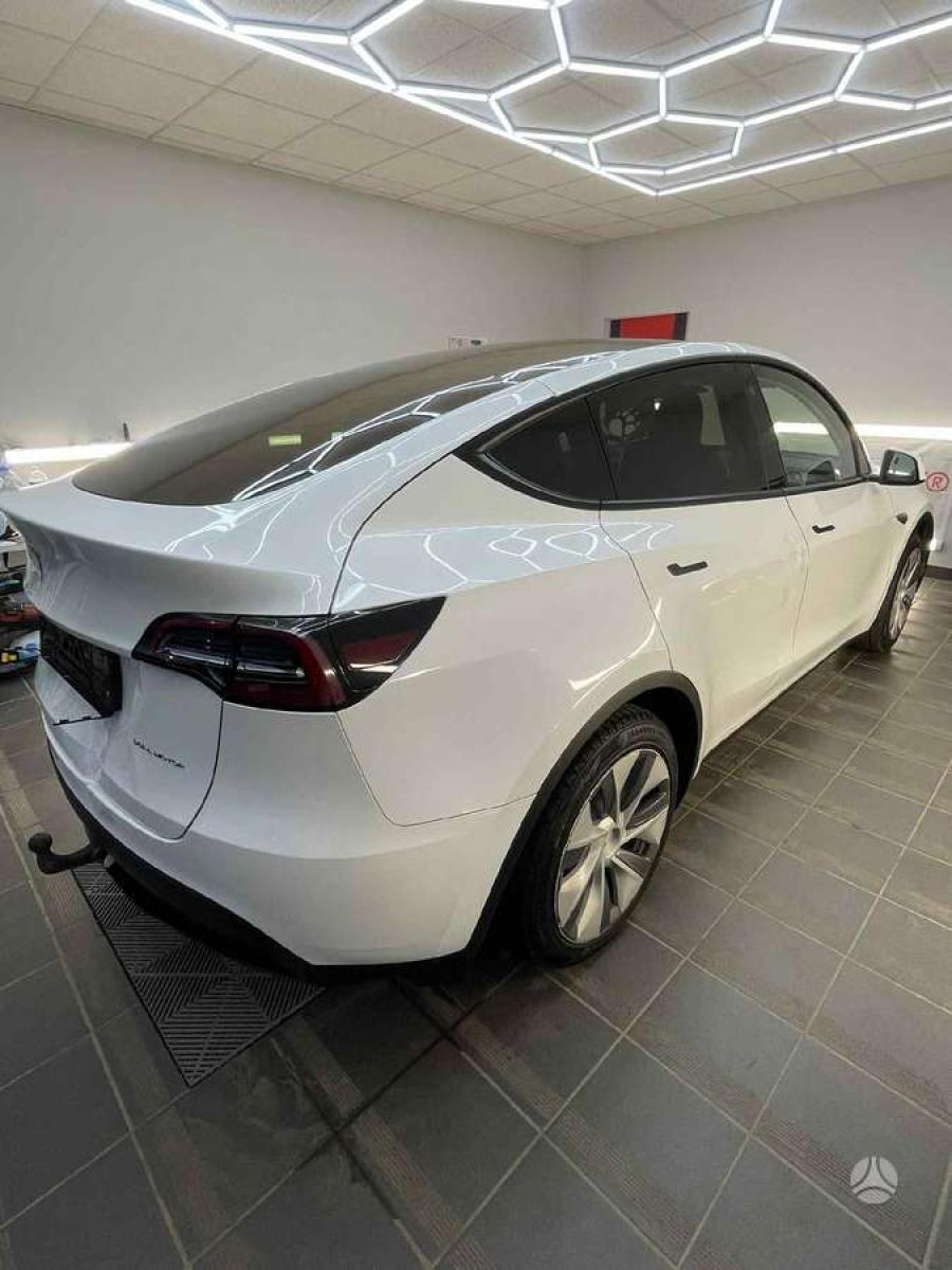 White Tesla Model Y 2023 in Klaipeda, with an engine capacity of 0.00 L and mileage of 218 thousand km for 22264 €, photo 5 on AUTOMOTO.COM.LV