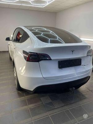 White Tesla Model Y 2023 in Klaipeda, with an engine capacity of 0.00 L and mileage of 218 thousand km for 22264 €, photo 6 on AUTOMOTO.COM.LV
