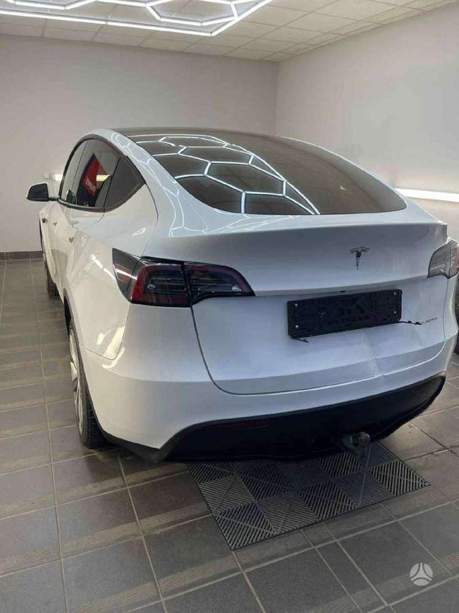 White Tesla Model Y 2023 in Klaipeda, with an engine capacity of 0.00 L and mileage of 218 thousand km for 22264 €, photo 6 on AUTOMOTO.COM.LV