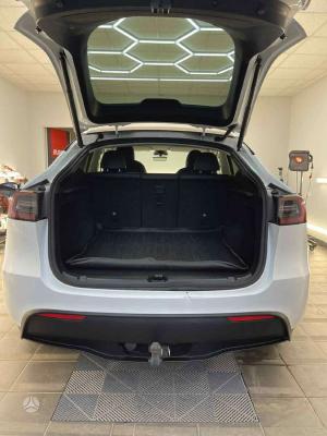 White Tesla Model Y 2023 in Klaipeda, with an engine capacity of 0.00 L and mileage of 218 thousand km for 22264 €, photo 7 on AUTOMOTO.COM.LV