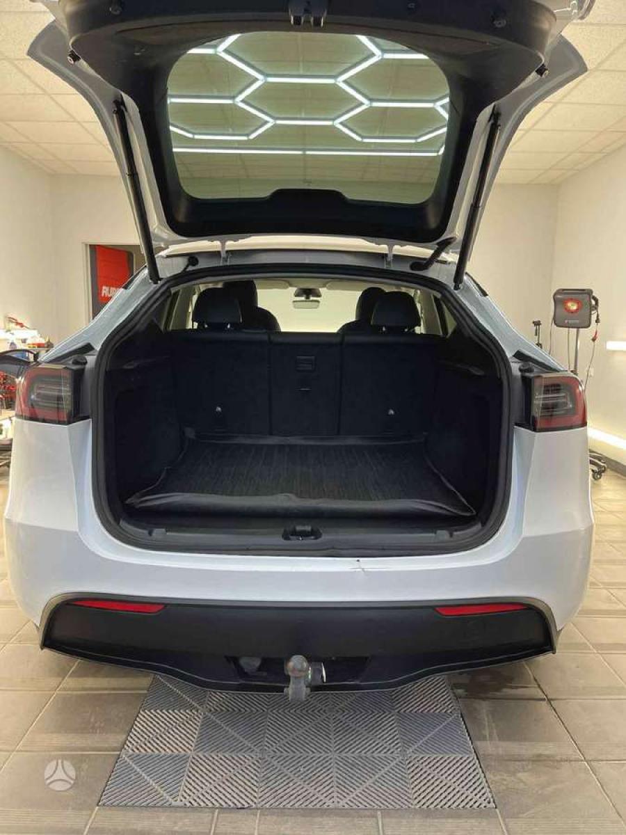 White Tesla Model Y 2023 in Klaipeda, with an engine capacity of 0.00 L and mileage of 218 thousand km for 22264 €, photo 7 on AUTOMOTO.COM.LV