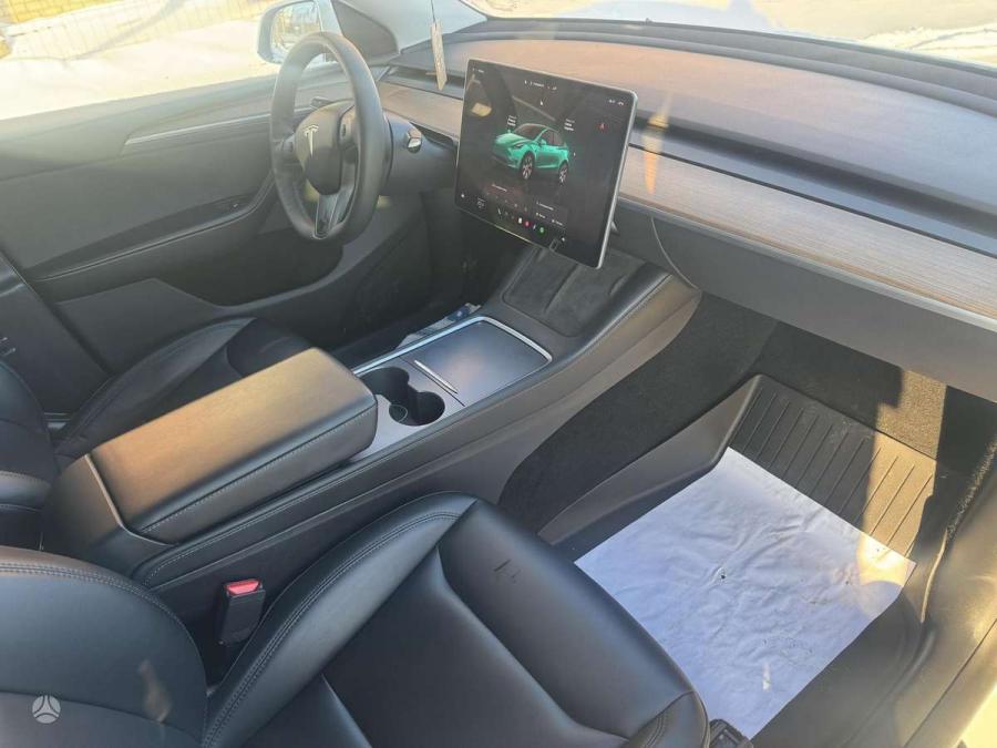 White Tesla Model Y 2023 in Klaipeda, with an engine capacity of 0.00 L and mileage of 218 thousand km for 22300 €, photo 6 on AUTOMOTO.COM.LV