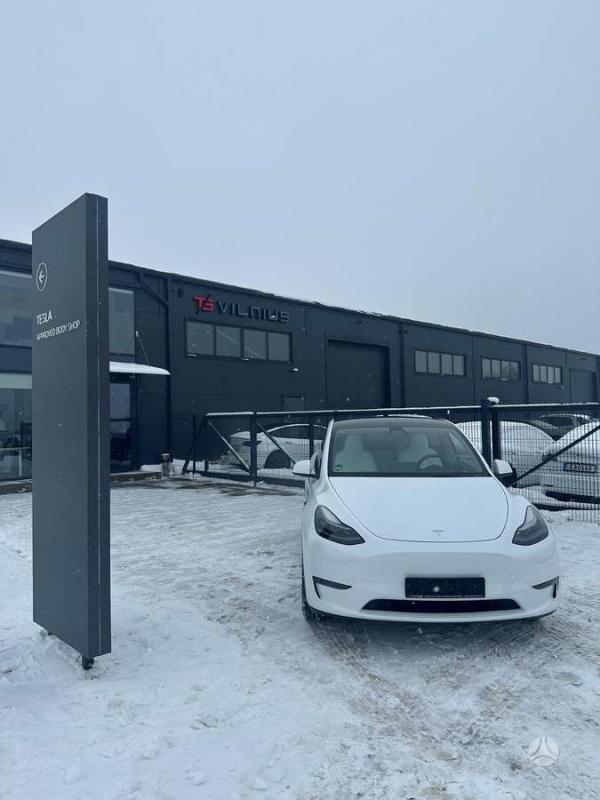 White Tesla Model Y 2023 in Vilnius, with an engine capacity of 0.00 L and mileage of 62 thousand km for 33500 €, photo 1 on AUTOMOTO.COM.LV