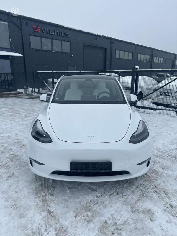 White Tesla Model Y 2023 in Vilnius, with an engine capacity of 0.00 L and mileage of 62 thousand km for 33500 €, photo 2 on AUTOMOTO.COM.LV