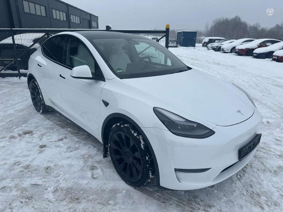 White Tesla Model Y 2023 in Vilnius, with an engine capacity of 0.00 L and mileage of 62 thousand km for 33500 €, photo 3 on AUTOMOTO.COM.LV