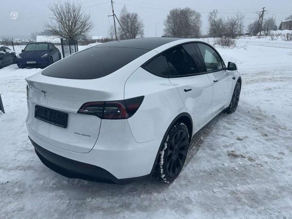 White Tesla Model Y 2023 in Vilnius, with an engine capacity of 0.00 L and mileage of 62 thousand km for 33500 €, photo 6 on AUTOMOTO.COM.LV