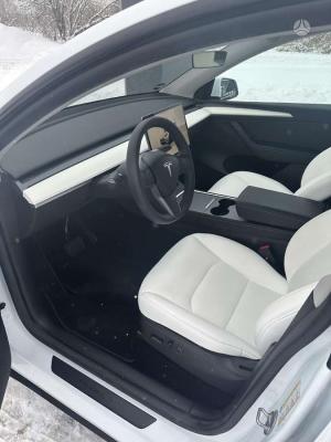 White Tesla Model Y 2023 in Vilnius, with an engine capacity of 0.00 L and mileage of 62 thousand km for 33500 €, photo 11 on AUTOMOTO.COM.LV
