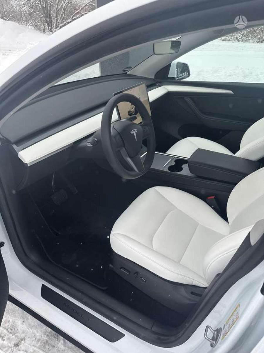 White Tesla Model Y 2023 in Vilnius, with an engine capacity of 0.00 L and mileage of 62 thousand km for 33500 €, photo 11 on AUTOMOTO.COM.LV