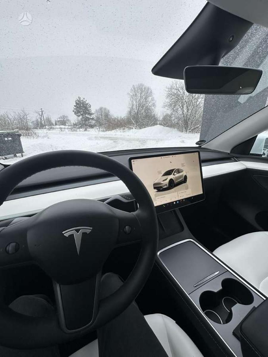White Tesla Model Y 2023 in Vilnius, with an engine capacity of 0.00 L and mileage of 62 thousand km for 33500 €, photo 12 on AUTOMOTO.COM.LV