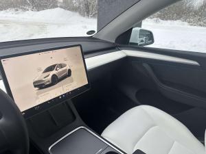 White Tesla Model Y 2023 in Vilnius, with an engine capacity of 0.00 L and mileage of 62 thousand km for 33500 €, photo 15 on AUTOMOTO.COM.LV